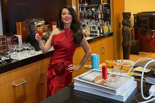 Linda Pizzuti Henry Biography - Net Worth, Career, Family, Parents ...