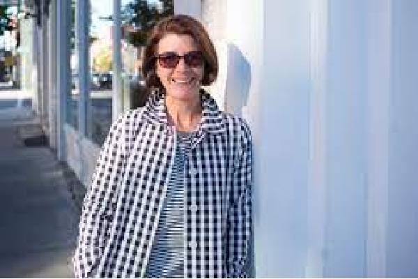 Amy Dickinson Biography - Net Worth, Career, Family, Columnist, Parents ...